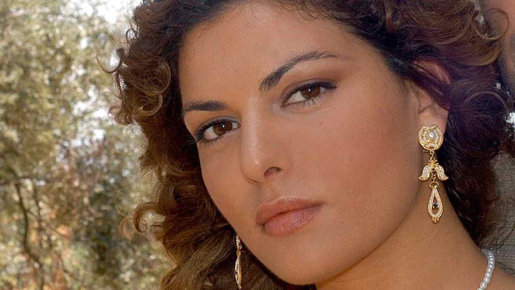 Upas, ecco cosa fa Claudia Ruffo quando non è sul set della soap: la ...